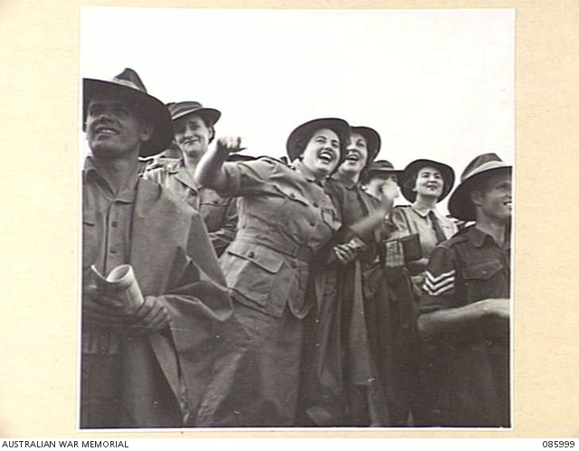 KULARA, QLD. 1945-01-27. EXCITED SPECTATORS WATCH THEIR HORSES ENTERING ...