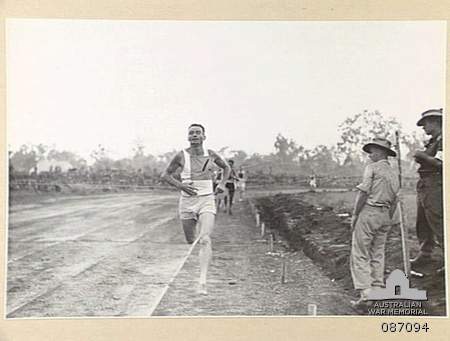 MAREEBA, QLD. 1945-02-28. THE FINISH OF THE 880 YARDS CHAMPIONSHIP ...