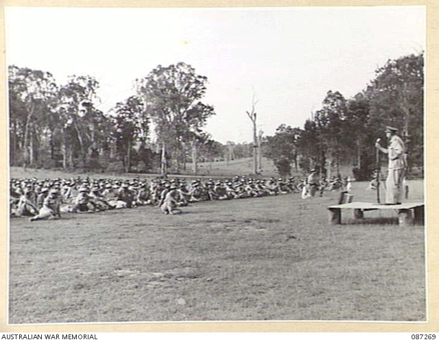 STRATHPINE, QLD. 1945-03-05. MAJOR GENERAL C H SIMPSON, (1), ADDRESSING ...