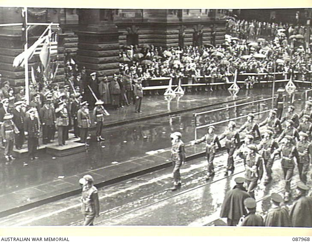 MELBOURNE, VICTORIA. 1945-04-06. ARMOURED CORPS PERSONNEL PASS THE ...