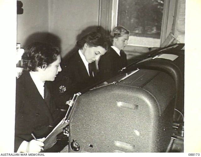 MELBOURNE, VICTORIA. 1945-03. WOMEN'S ROYAL AUSTRALIAN NAVY TELETYPE ...