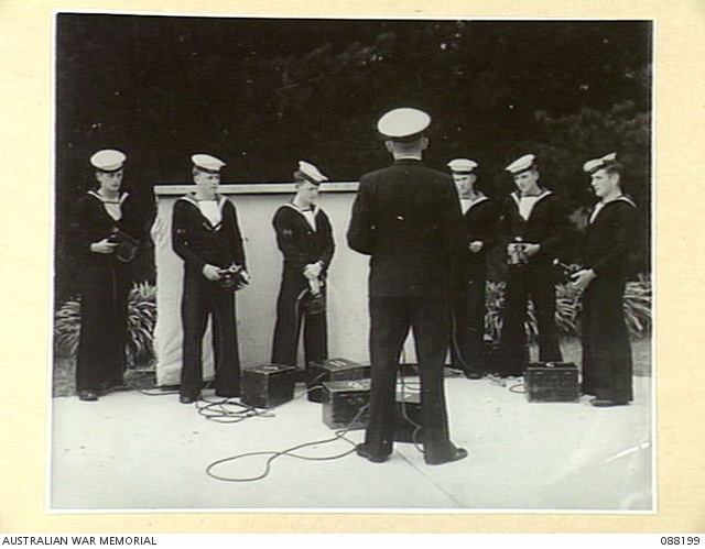 MELBOURNE, VICTORIA. 1945-03. PERSONNEL RECEIVING ALDIS LAMP ...