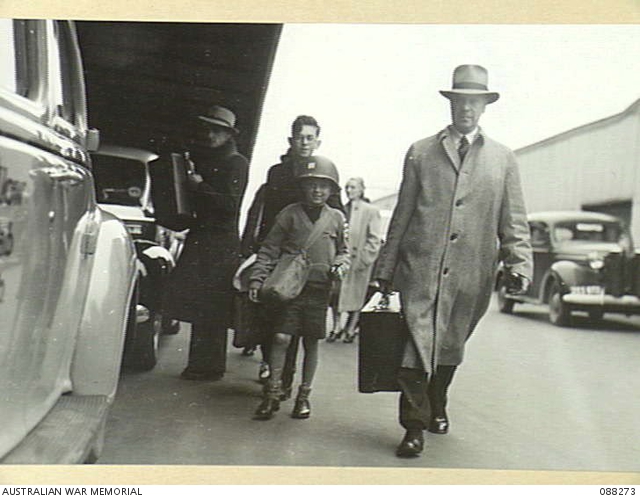 MELBOURNE, VICTORIA. 1945-04-10. JOHN BRADLEY, WEARING A UNITED STATES ...
