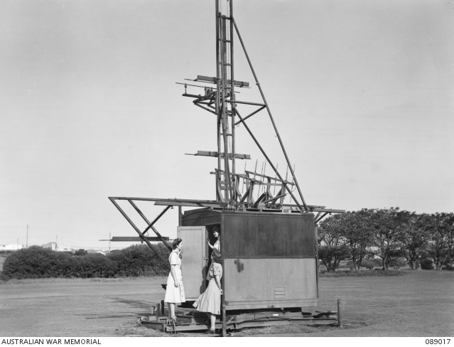 ROSE BAY, SYDNEY, NSW. 1945-04-24. A G.L. RADAR SET OPERATED BY 366 ...