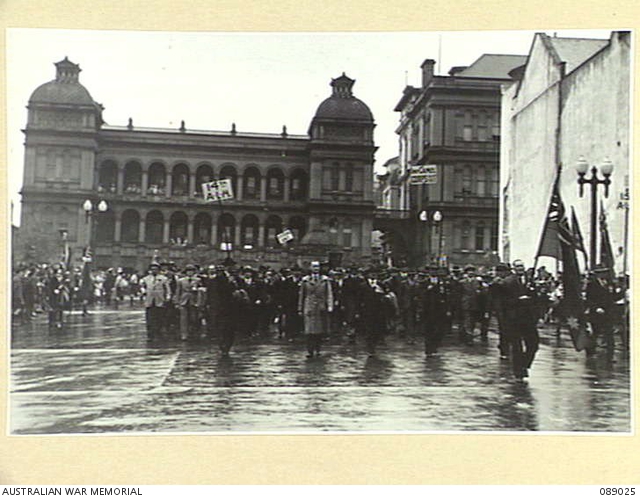 VICTORIA CROSS WINNERS LEADING THE 27TH ANZAC DAY MARCH INTO MARTIN ...