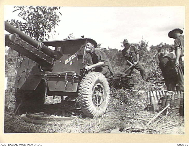 SADAU ISLAND, BORNEO. 1945-04-30. TROOPS OF 2/7 FIELD REGIMENT FIRING A ...