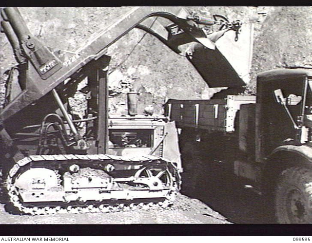 WAU-LABU ROAD, NEW GUINEA, 1946-01-09. A TD9 FRONT END LOADER LOADING ...