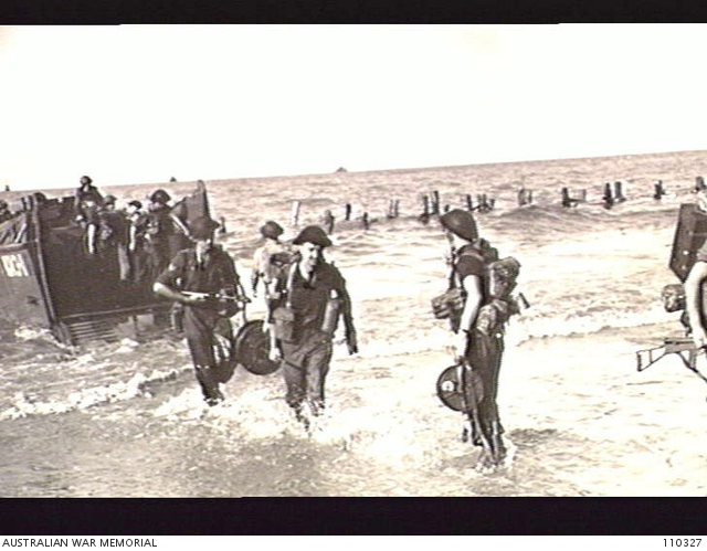 BALIKPAPAN, BORNEO. 1 JULY 1945. MEMBERS OF 2/10 INFANTRY BATTALION ...