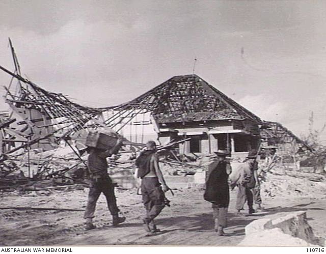 BALIKPAPAN, BORNEO. 6 JULY 1945. MEMBERS OF 7 DIVISION WALKING BACK TO ...
