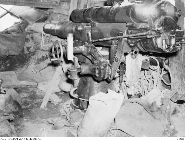 BALIKPAPAN, BORNEO. 6 JULY 1945. THE BREECH OF A JAPANESE 6 INCH NAVAL ...
