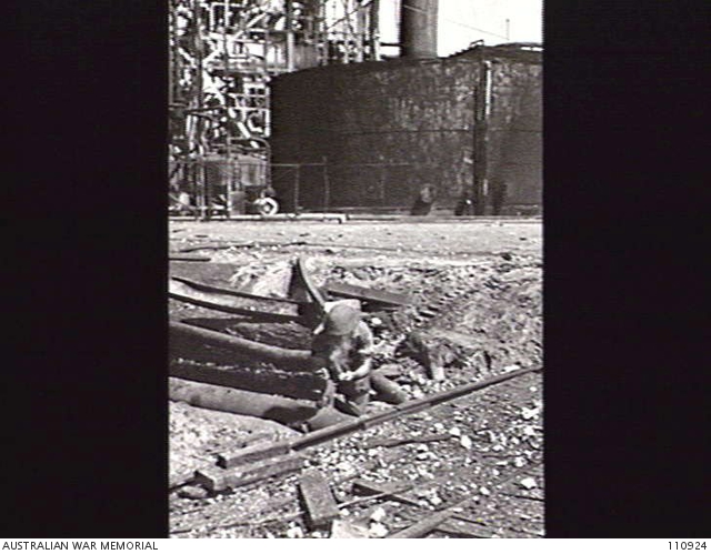 BALIKPAPAN, BORNEO. 3 JULY 1945. SAPPERS OF 2/4 FIELD COMPANY PREPARING ...