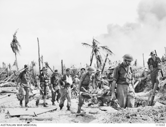 BALIKPAPAN, BORNEO. 1 JULY 1945. STRETCHER BEARERS OF 2 BEACH GROUP AND ...