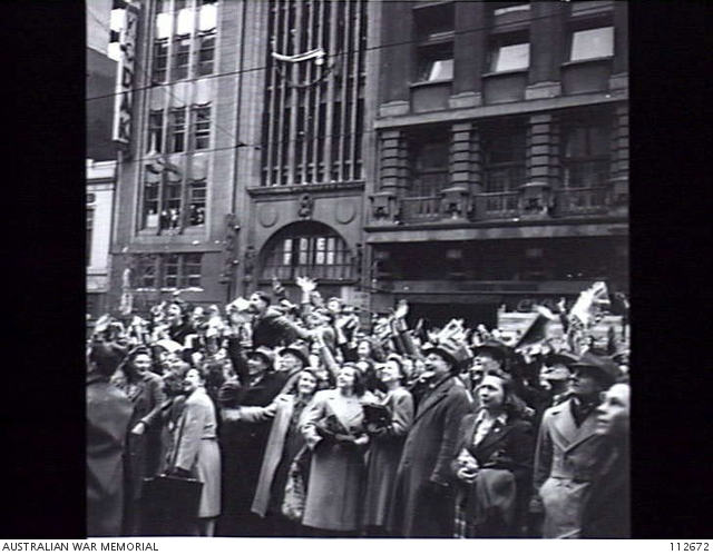 MELBOURNE, VIC. 15 AUGUST 1945. A SECTION OF THE CROWD OF PEOPLE ...