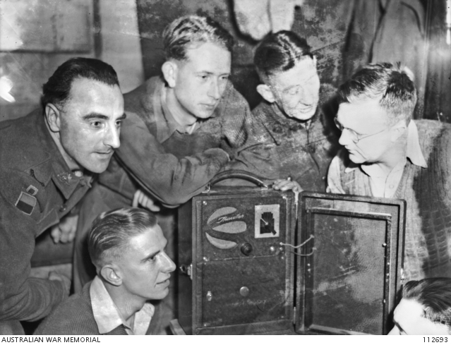 MELBOURNE, VIC. 15 AUGUST 1945. MEMBERS OF THE MILITARY HISTORY SECTION ...
