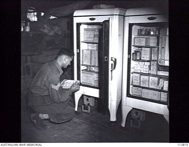 BALIKPAPAN, BORNEO, 3 AUGUST 1945. STAFF SERGEANT J M PERRY REMOVING ...