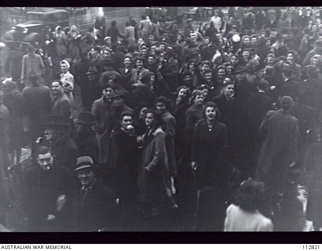 MELBOURNE, VIC. 15 AUGUST 1945. CROWDS OF PEOPLE GATHERING IN THE ...