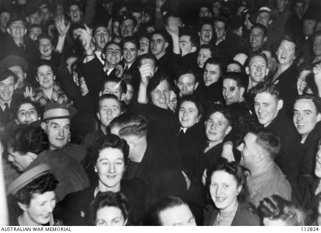 MELBOURNE, VIC. 15 AUGUST 1945. CROWDS OF PEOPLE GATHERING IN THE ...