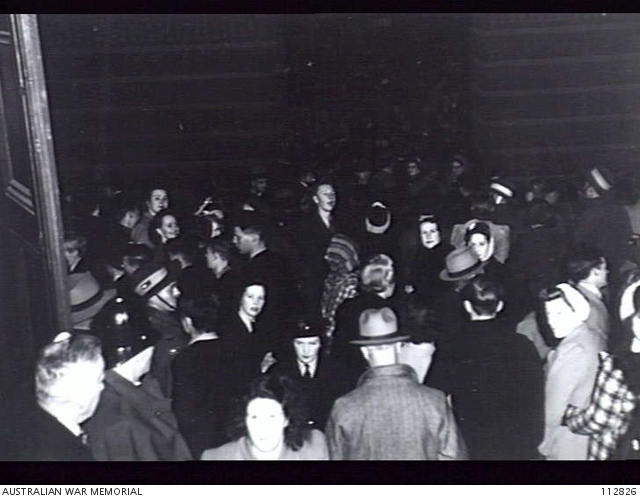 MELBOURNE, VIC. 15 AUGUST 1945. CROWDS OF PEOPLE GATHERING AT THE TOWN ...