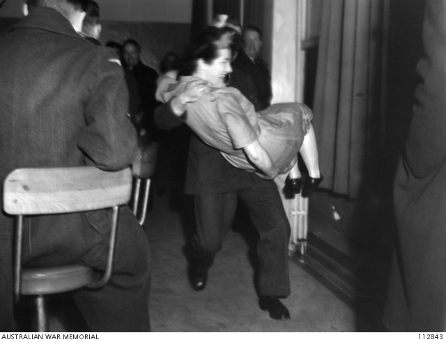 MELBOURNE, VIC. 15 AUGUST 1945. SCENE DURING THE EXCITEMENT OF VICTORY ...
