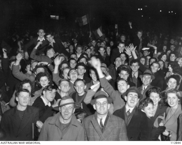 MELBOURNE, VIC. 15 AUGUST 1945. A SECTION OF THE CROWD DURING THE ...