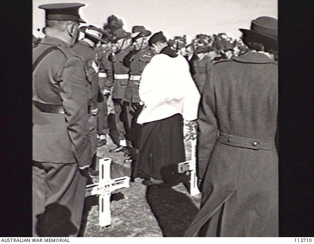 SPRINGVALE, VIC. 1945-08-27. THE GRAVESIDE FUNERAL SERVICE FOR LANCE ...
