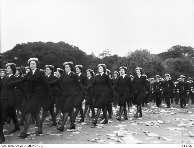 SYDNEY, NSW. 1945-08-16. MEMBERS OF THE WRANS AND THE RAN RETURNING TO ...