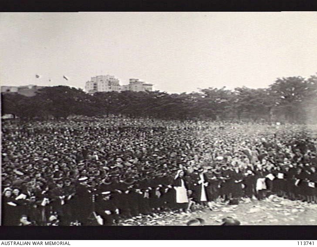 SYDNEY, NSW. 1945-08-16. A SECTION OF THE CROWD ATTENDING THE VICTORY ...