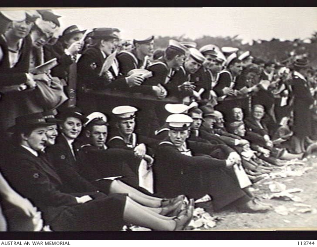 SYDNEY, NSW. 1945-08-16. MEMBERS OF THE WRANS AND THE RAN WAITING FOR ...