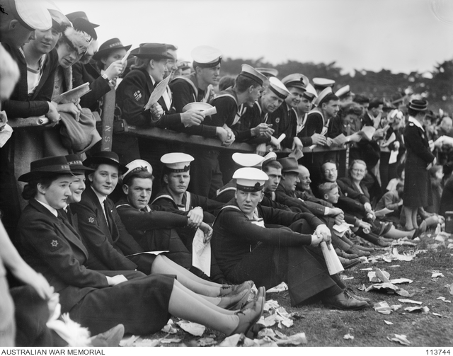 SYDNEY, NSW. 1945-08-16. MEMBERS OF THE WRANS AND THE RAN WAITING FOR ...