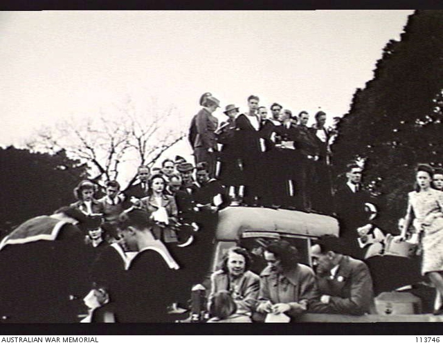 SYDNEY, NSW. 1945-08-16. A SECTION OF THE LARGE CROWD ATTENDING THE ...