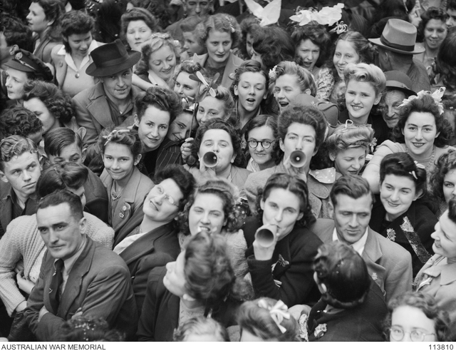 SYDNEY, NSW. 1945-08-15. A SECTION OF THE CROWD IN MARTIN PLACE DURING ...
