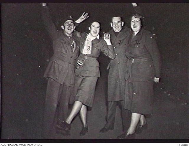 SYDNEY, NSW. 1945-08-15. AUSTRALIAN ARMY PERSONNEL CELEBRATING THE NEWS ...