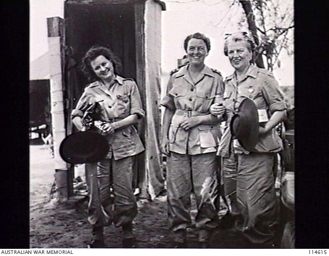 BALIKPAPAN, BORNEO. 1945-08-26. MISS GRACIE FIELDS, ENGLISH COMEDIENNE ...