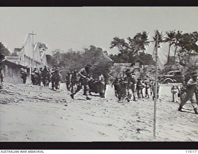 KOEPANG, TIMOR ISLAND. 1945-09-11. TROOPS OF 12/40TH INFANTRY BATTALION ...