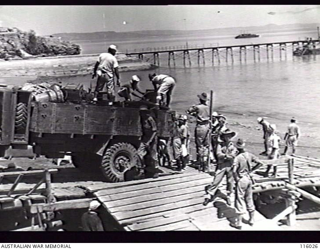 KOEPANG, TIMOR. 1945-09-15. JAPANESE POWS SUPERVISED BY MEMBERS OF ...