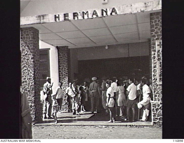 MANADO, CELEBES, 1945-09-14. EX-INTERNEES OF THE JAPANESE WELCOMING ...