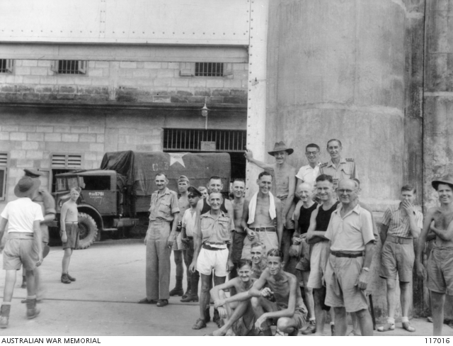 AUSTRALIAN AND ALLIED EX-POWS OF THE JAPANESE CROWD AROUND THE MAIN ...