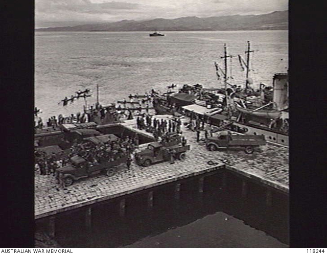 AMBON ISLAND. 1945-09-22. PERSONNEL OF 33RD INFANTRY BRIGADE BOARDING ...