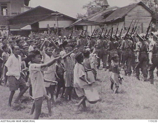 BANDJERMASIN, BORNEO 1945-09-18. OCCUPATION OF BANDJERMASIN BY THE 2 ...