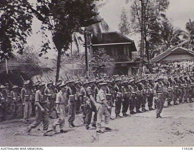 BANDJERMASIN, BORNEO 1945-09-19. OCCUPATION OF BANDJERMASIN BY THE 2 ...