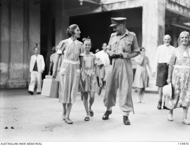 MACASSAR, CELEBES ISLANDS 1945-09-25. OCCUPATION OF MACASSAR BY THE 2 ...