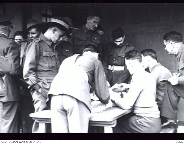 FLEMINGTON SHOWGROUNDS, MELBOURNE 1945-10-11. A LARGE CROWD OF ...