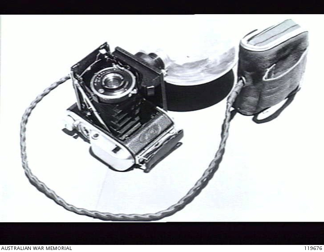 MELBOURNE, VICTORIA 1945-10-14. SYNCHRONISED CAMERA FLASH EQUIPMENT ...