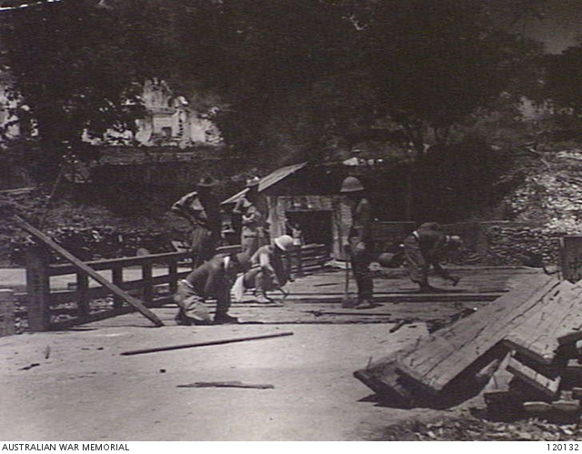 KOEPANG, TIMOR 1945-10-08. TIMFORCE. JAPANESE PRISONERS OF WAR REPAIR A ...