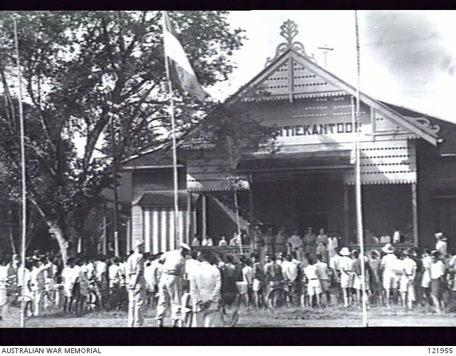 PONTIANAK, BORNEO 1945-10-21. OCCUPATION BY 2/33RD BATTALION. WX299 ...