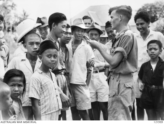 PONTIANAK, BORNEO 1945-10-21. OCCUPATION BY 2/33RD BATTALION. SX17211 ...