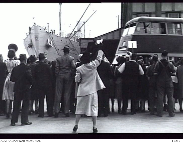WOOLLOOMOOLOO, SYDNEY, NSW 1945-10-20. CROWDS OF FRIENDS AND RELATIVES ...