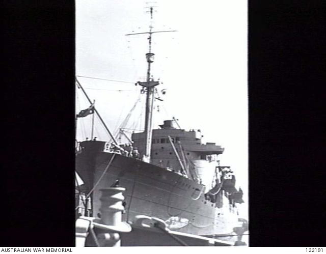 WOOLLOOMOOLOO, NSW 1945-12-23. HMAS KANIMBLA PULLING INTO ITS BERTH ...