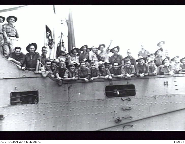 WOOLLOOMOOLOO, NSW 1945-12-23. AUSTRALIAN TROOPS LINE THE RAILS OF HMAS ...