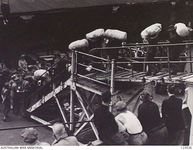 SYDNEY, NSW 1945-10-20. TROOPS DISEMBARKING FROM THE TRANSPORT VESSEL ...
